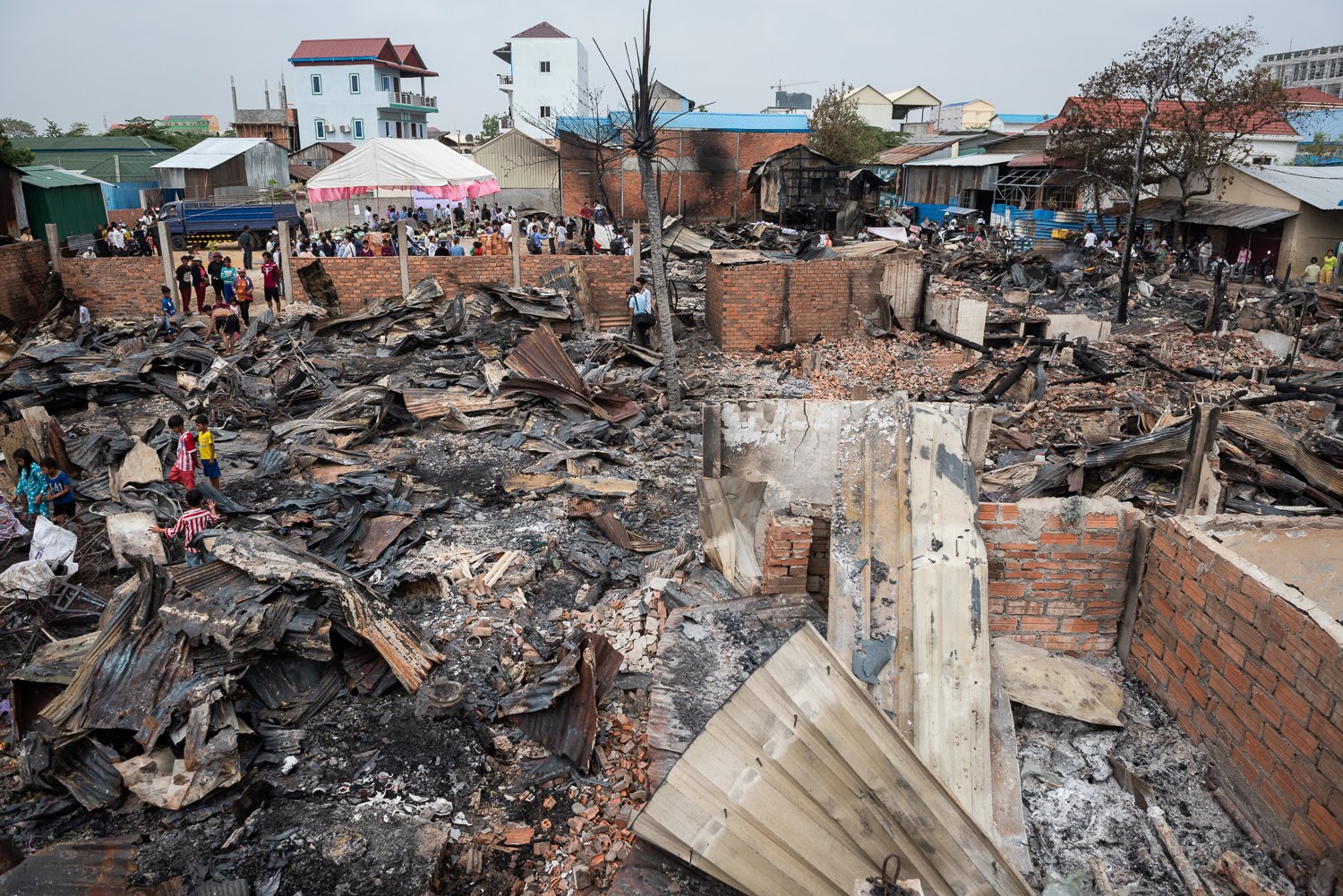 VOLUNTEERS CLEAR LAND DESTROYED BY SAMBOK CHAB FIRE | Cambodian ...