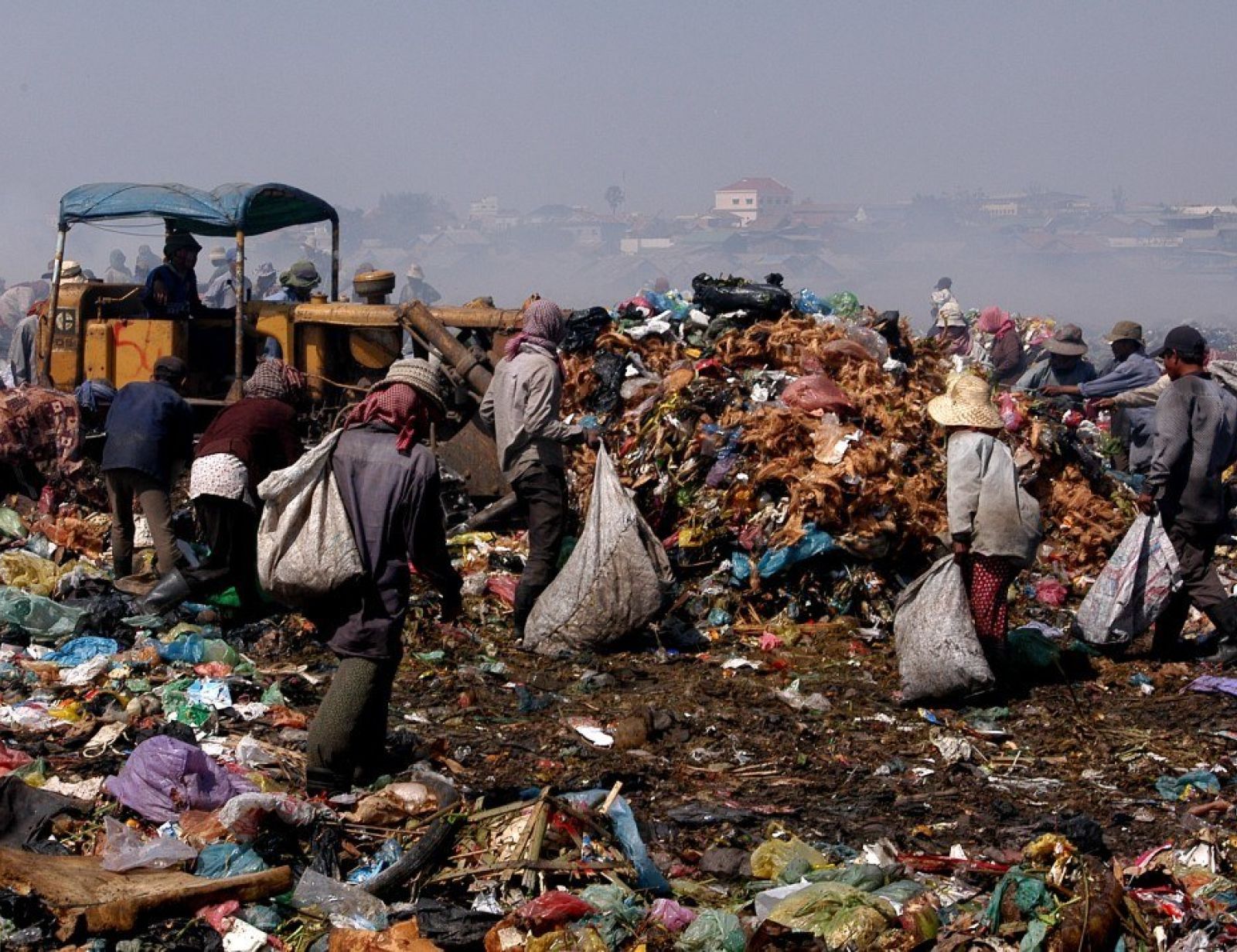 Life on the garbage dump | Cambodian Children's Fund