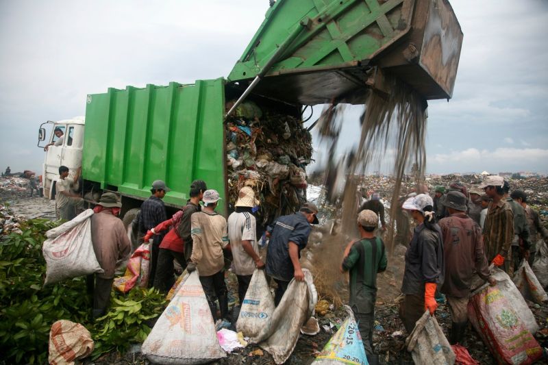 Life on the garbage dump | Cambodian Children's Fund